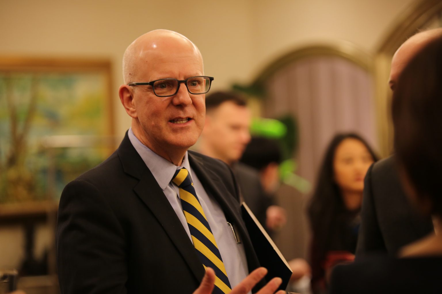 Chairman’s Circle Members Meet with Chargé D’Affaires Meale – AmCham China